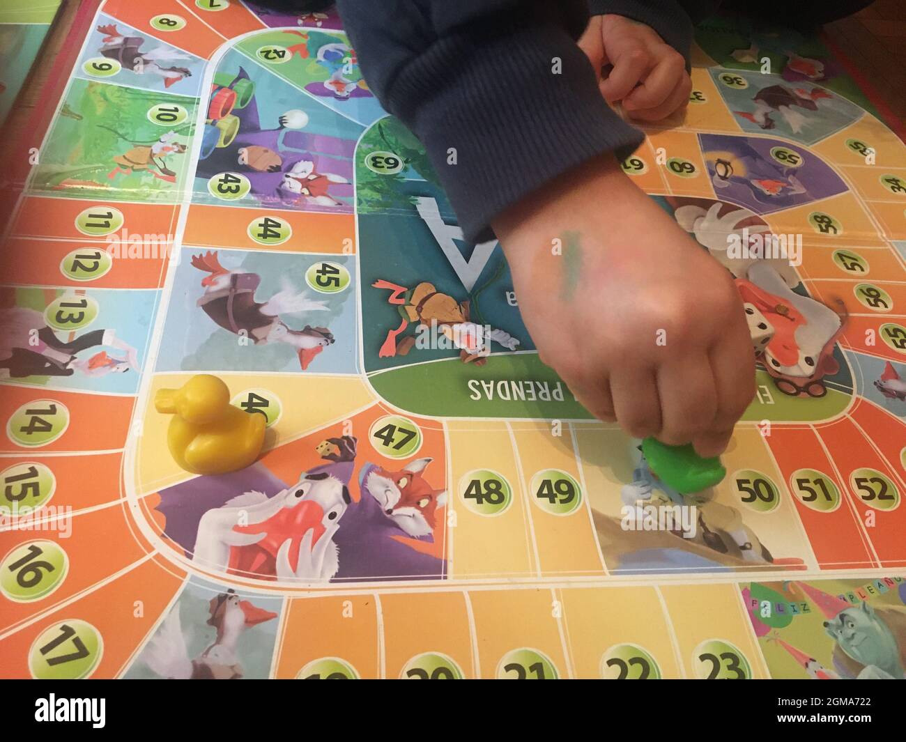 children playing a board game Stock Photo - Alamy