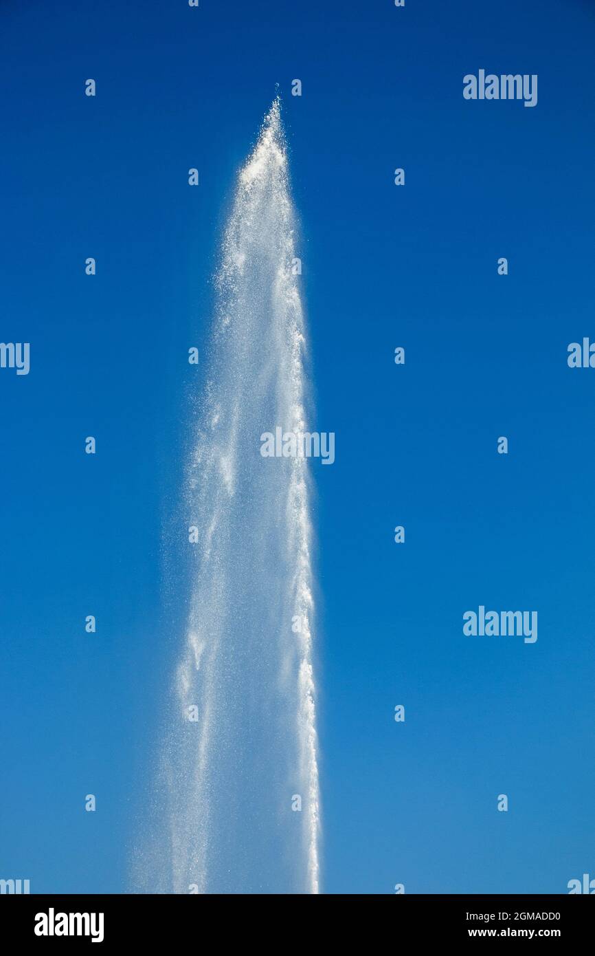 Fountain water splash hi-res stock photography and images - Alamy