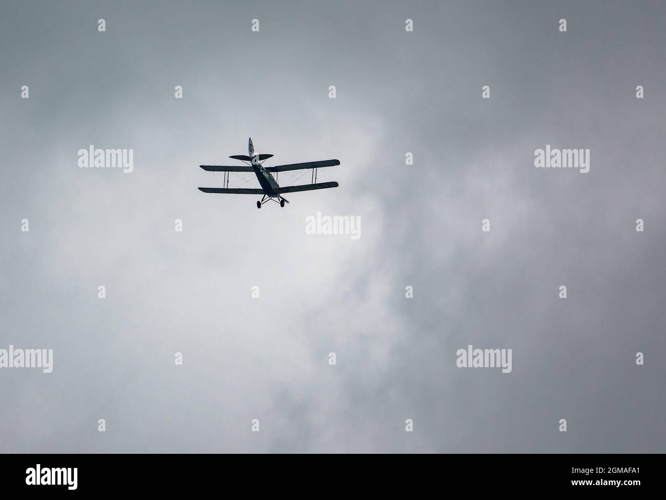 G-AAHI - a 1929 De Havilland DH-60G Gipsy Moth flying low and slow ...