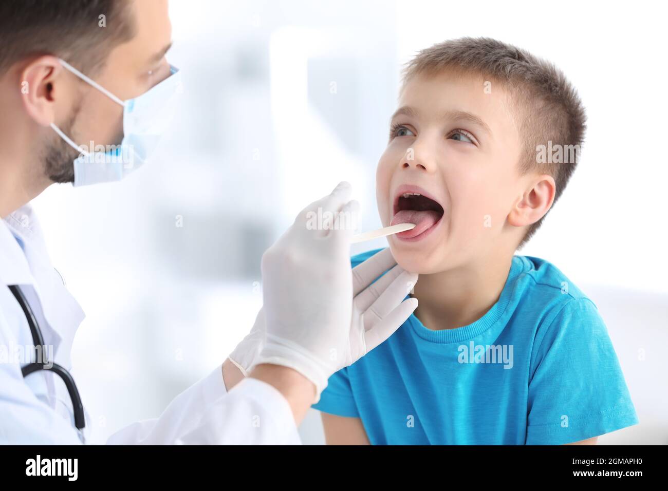 Children's doctor examining little boy in hospital Stock Photo - Alamy