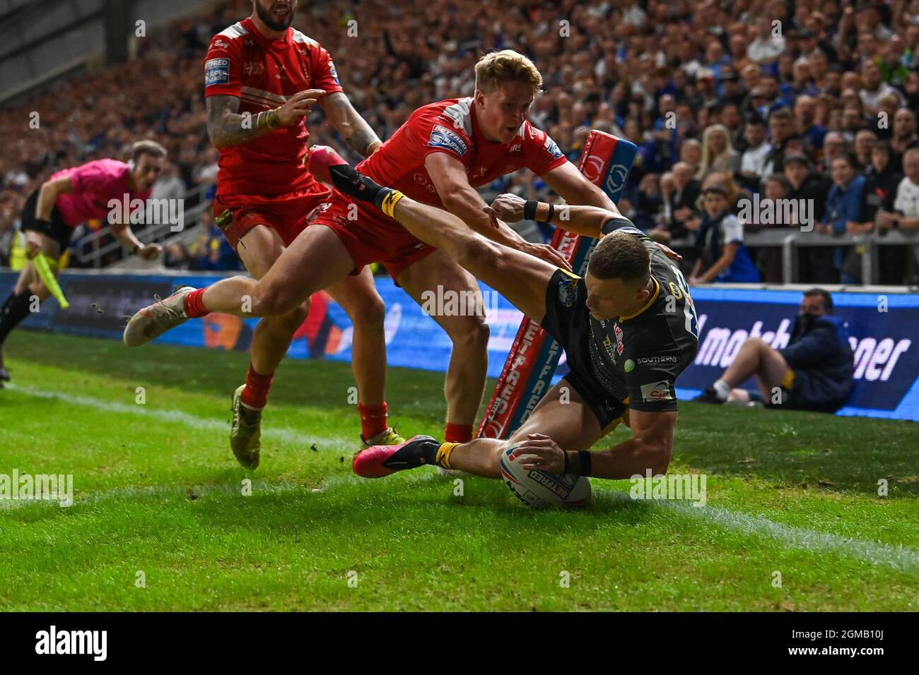 Ash Handley (5) of Leeds Rhinos goes over for a try Stock Photo - Alamy