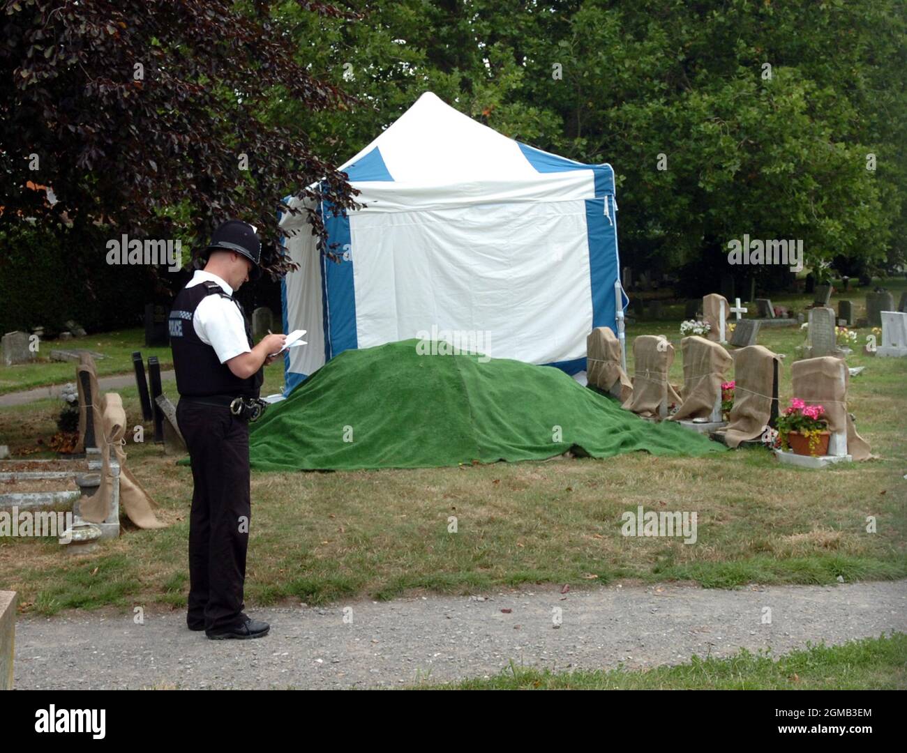 POLICE EXHUME BODY AT KINGSTON CEMETRY PORTSMOUTH IN CONNECTION WITH ...