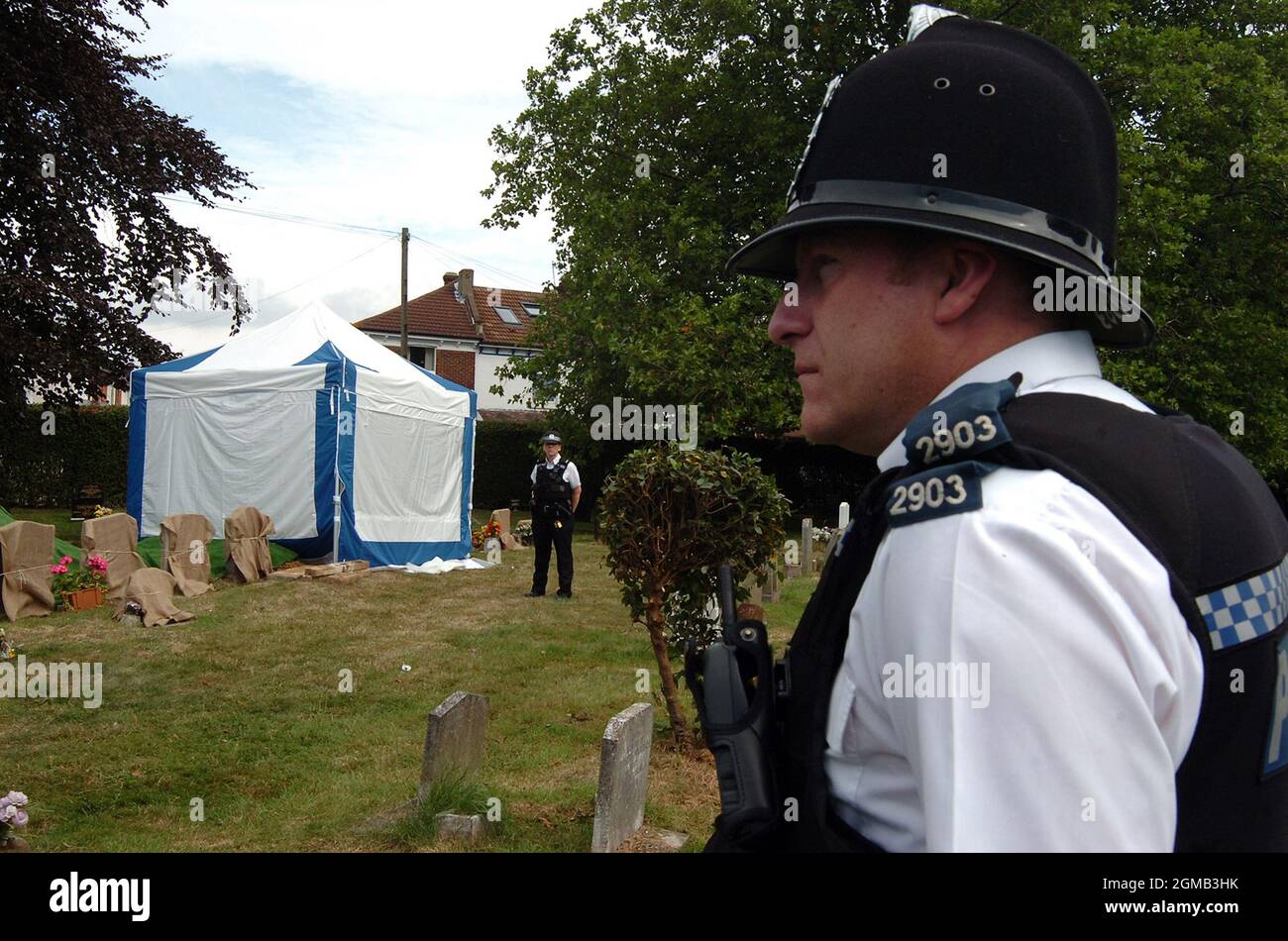 POLICE EXHUME BODY AT KINGSTON CEMETRY PORTSMOUTH IN CONNECTION WITH ...