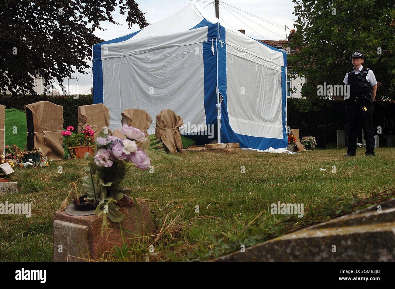 POLICE EXHUME BODY AT KINGSTON CEMETRY PORTSMOUTH IN CONNECTION WITH ...