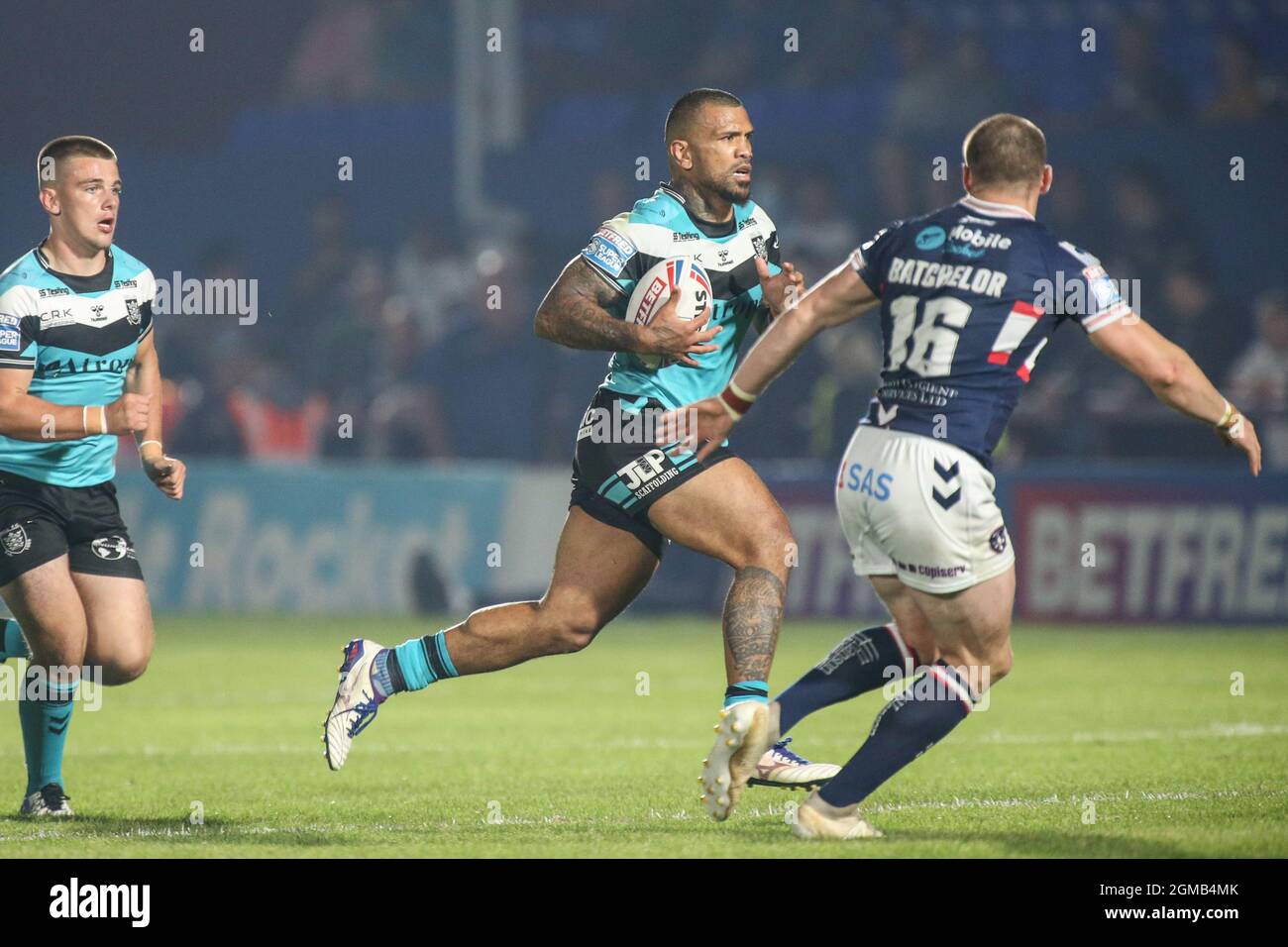 Manu Ma'u (12) of Hull FC runs with the ball Stock Photo - Alamy