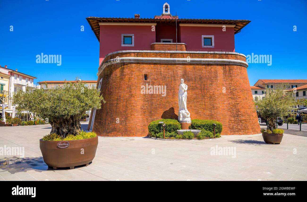 Square with fort called Fortino and marble fountain in Forte dei Marmi ...