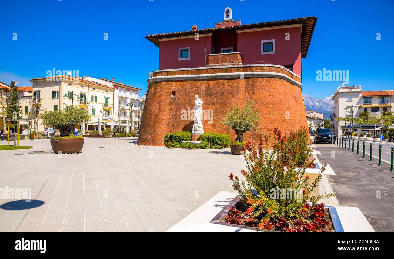 Square with fort called Fortino and marble fountain in Forte dei Marmi ...