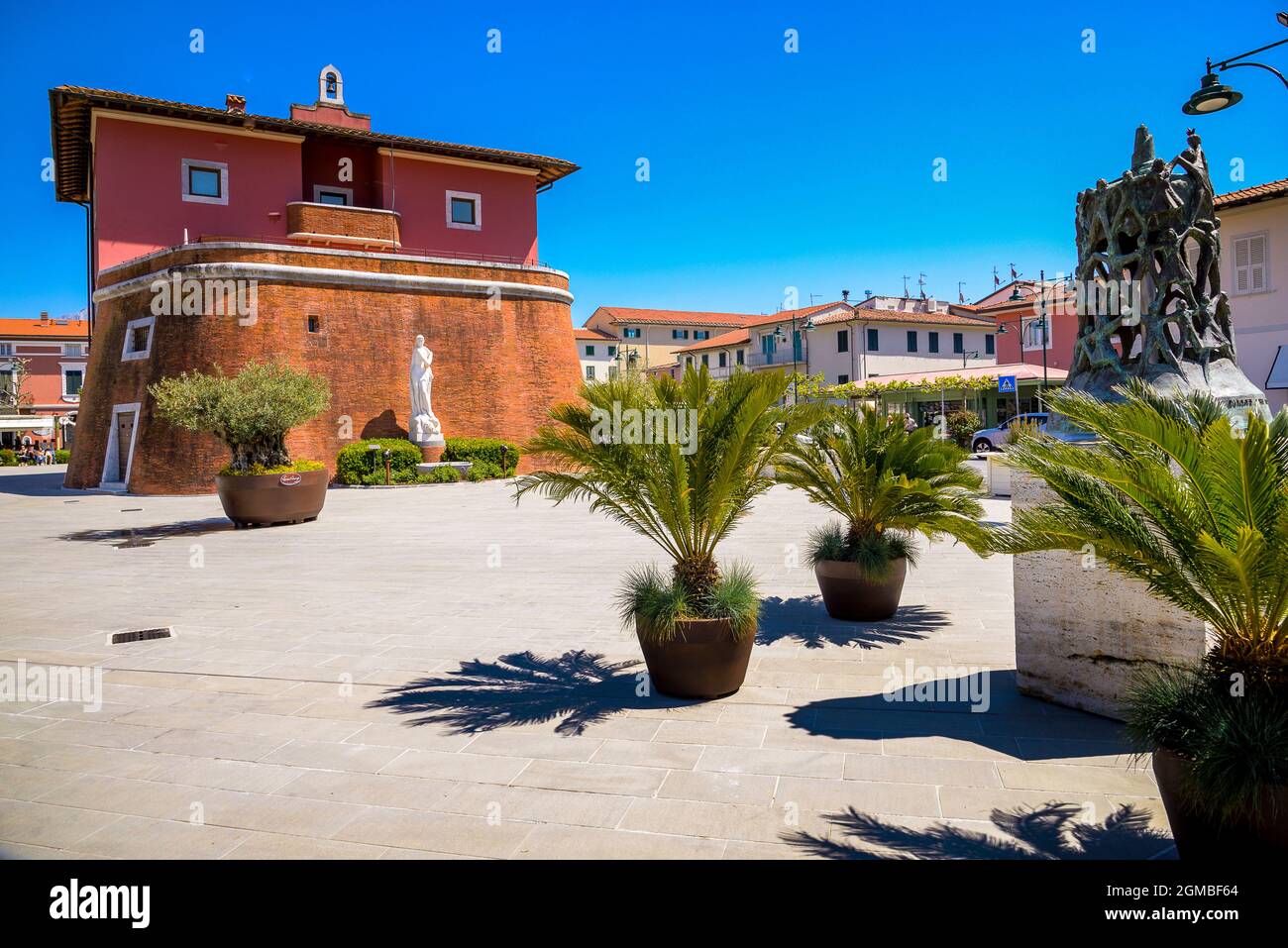 Palm trees and bronze sculpture in square with fort called Fortino and ...
