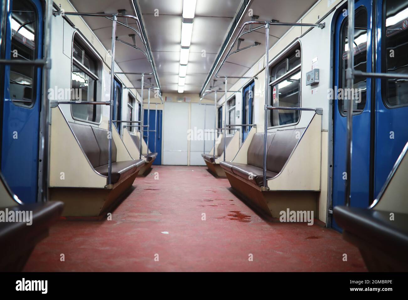 Subway car with empty seats. Empty subway car Stock Photo - Alamy