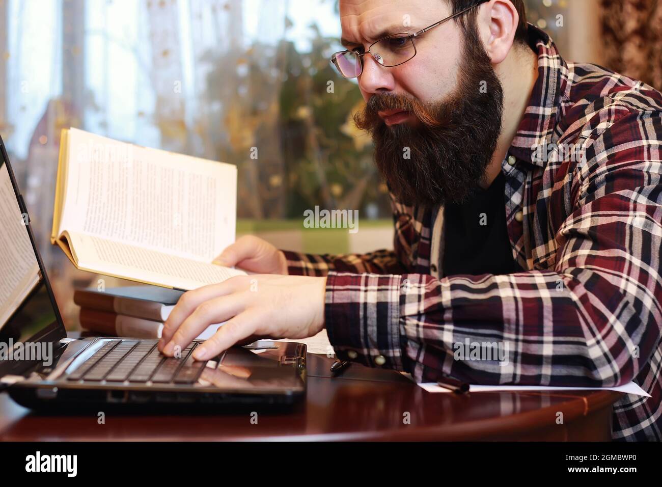 male notebook work bearded Stock Photo - Alamy