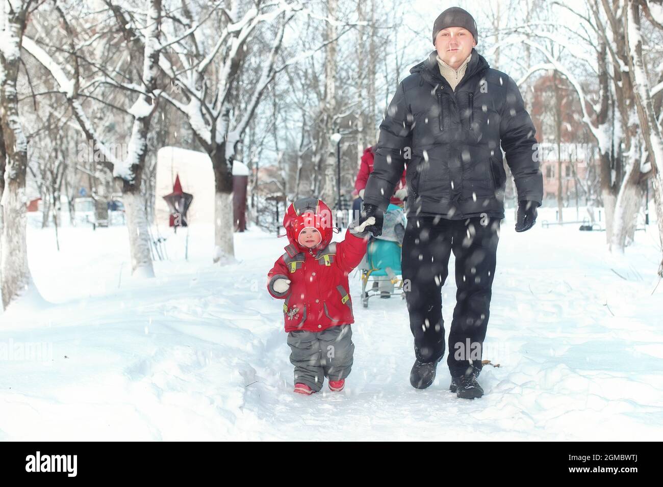Family with children in the park in winter snow blizzard Stock Photo ...