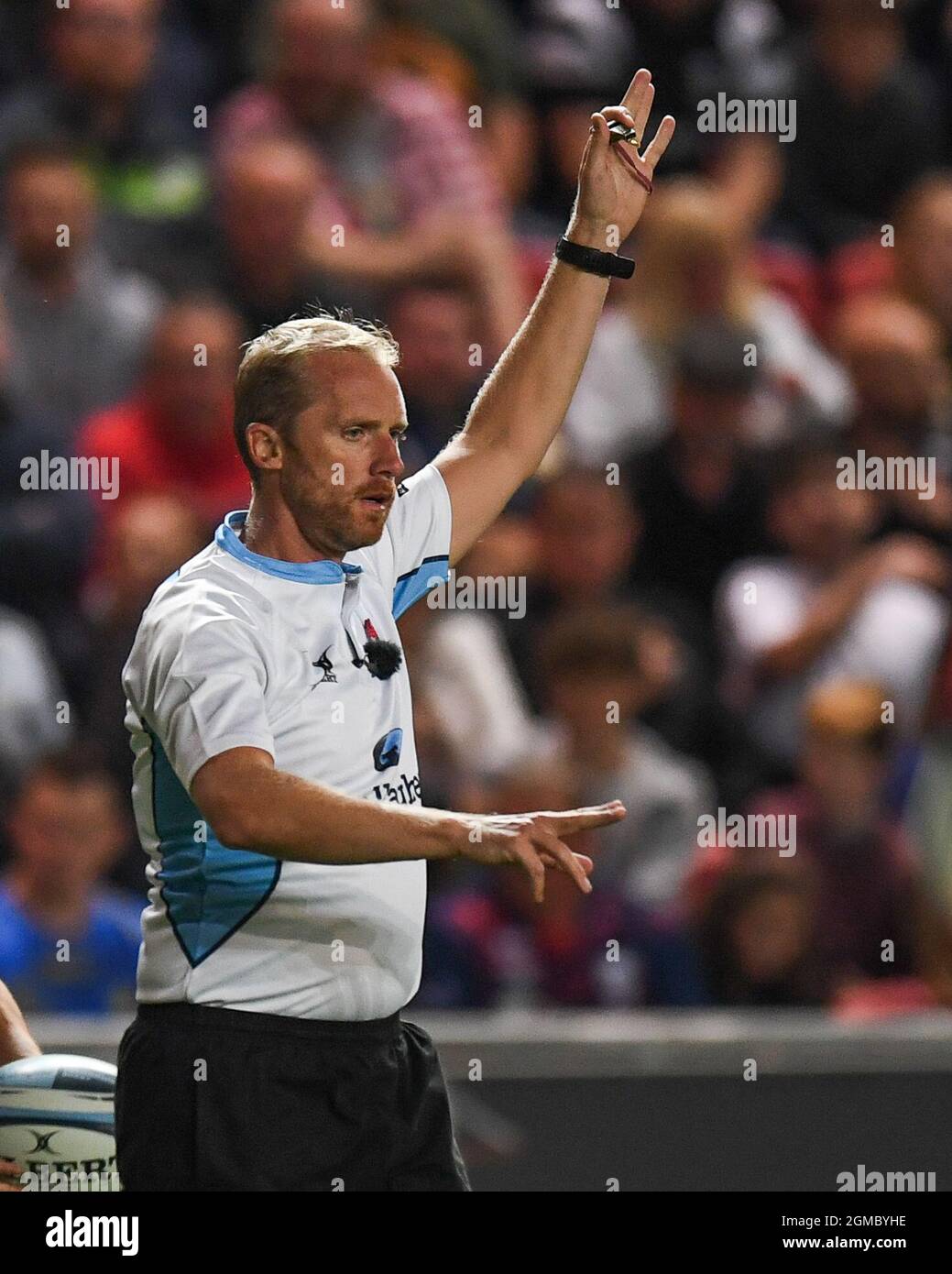 Referee Wayne Barnes in action during the game Stock Photo - Alamy