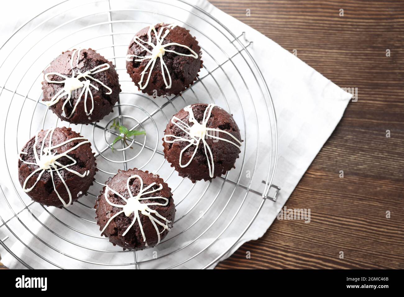Cooling rack with tasty chocolate cupcakes on table Stock Photo - Alamy