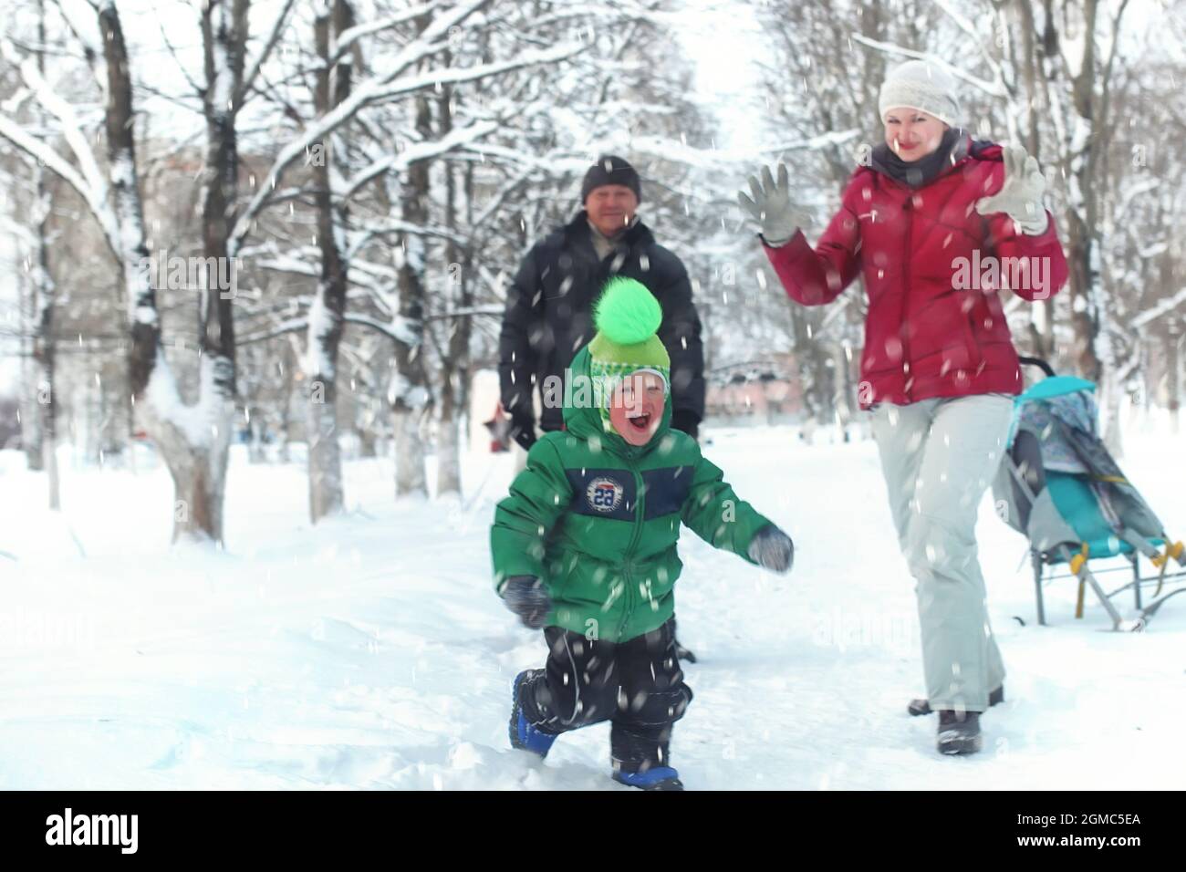 Family with children in the park in winter snow blizzard Stock Photo ...