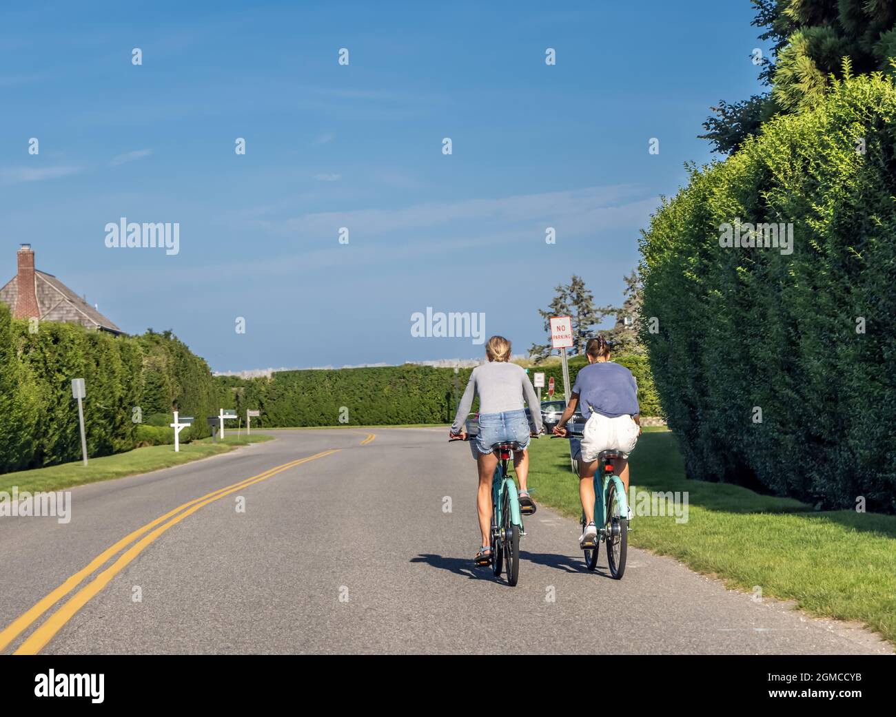 Girls with bikes hi-res stock photography and images - Alamy