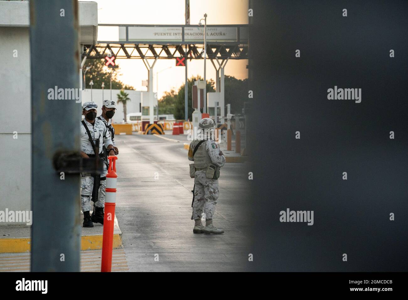 Border officers hi-res stock photography and images - Alamy
