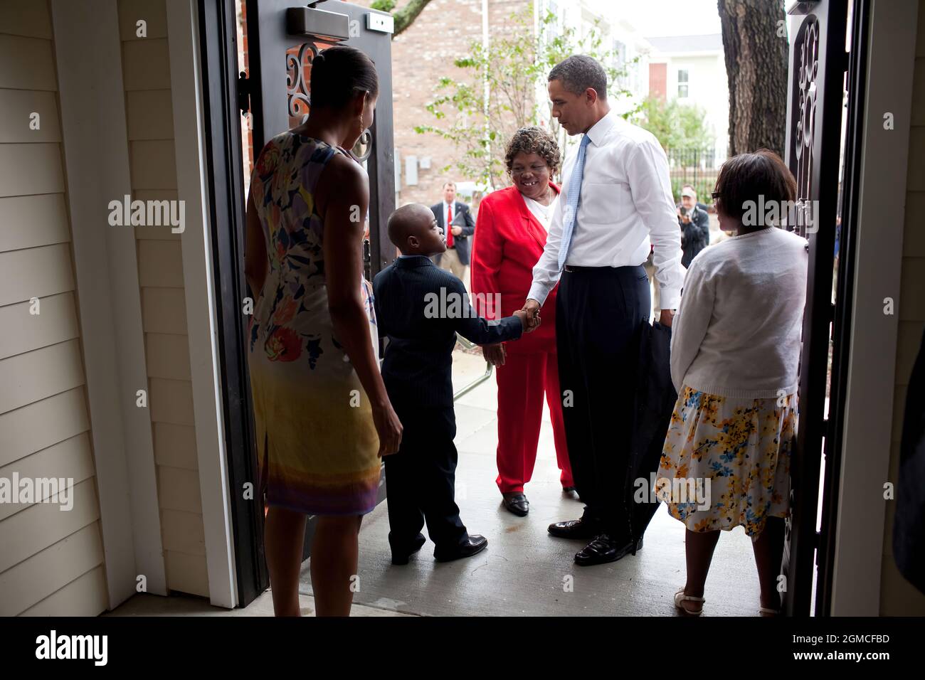 President Barack Obama and First Lady Michelle Obama greet Maude Smith ...