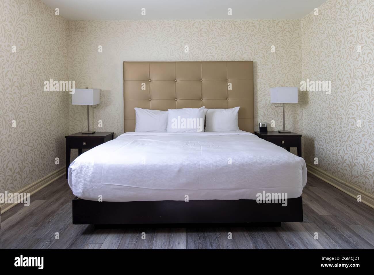 Montreal upscale hotel that provides comfort and luxury services in the ...