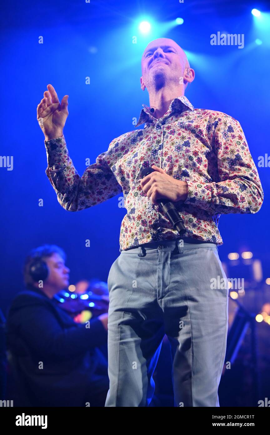 Classical concert singer hi-res stock photography and images - Alamy