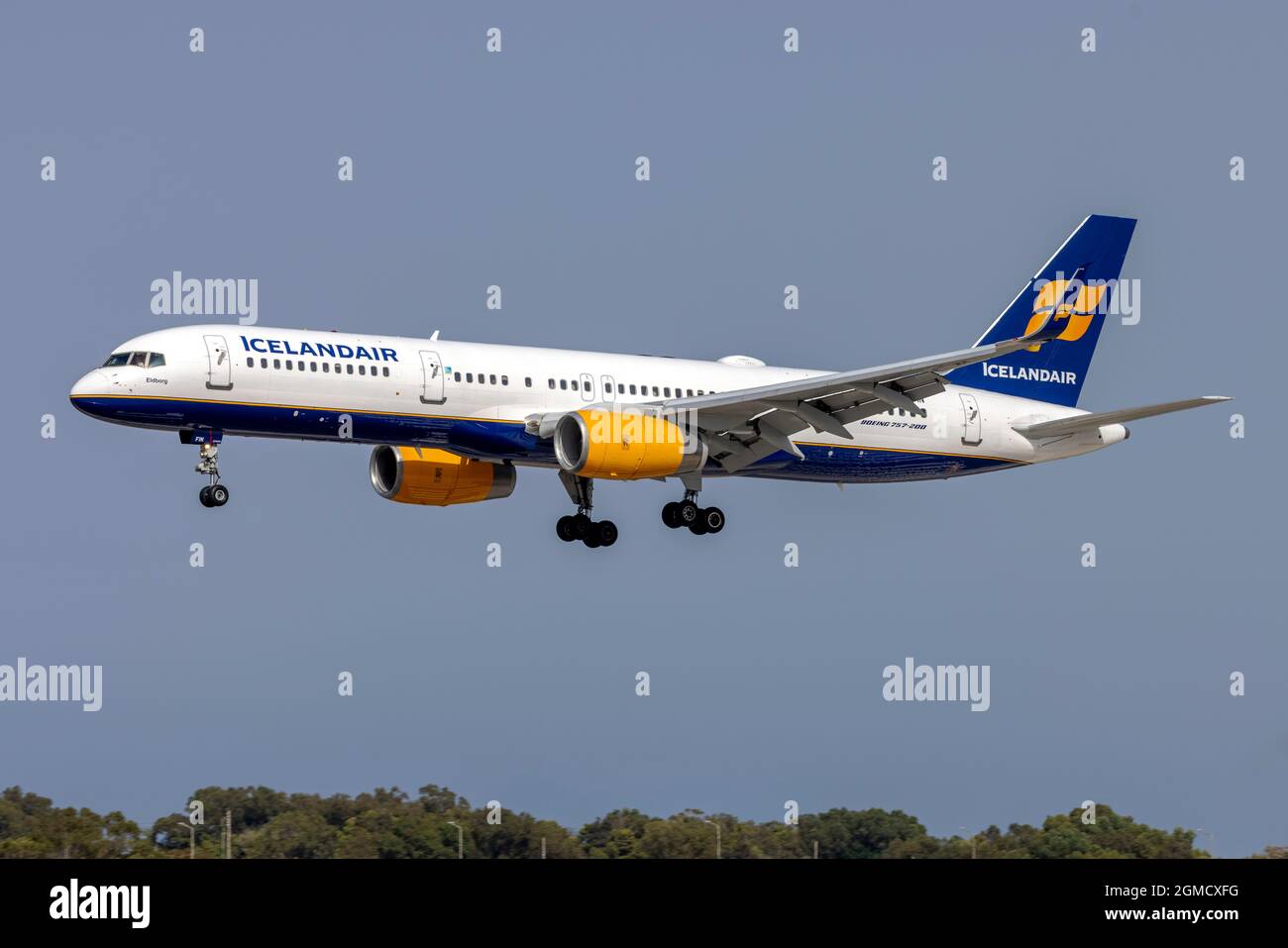 Icelandair Boeing 757-208 (REG: TF-FIN) arriving from a much colder ...
