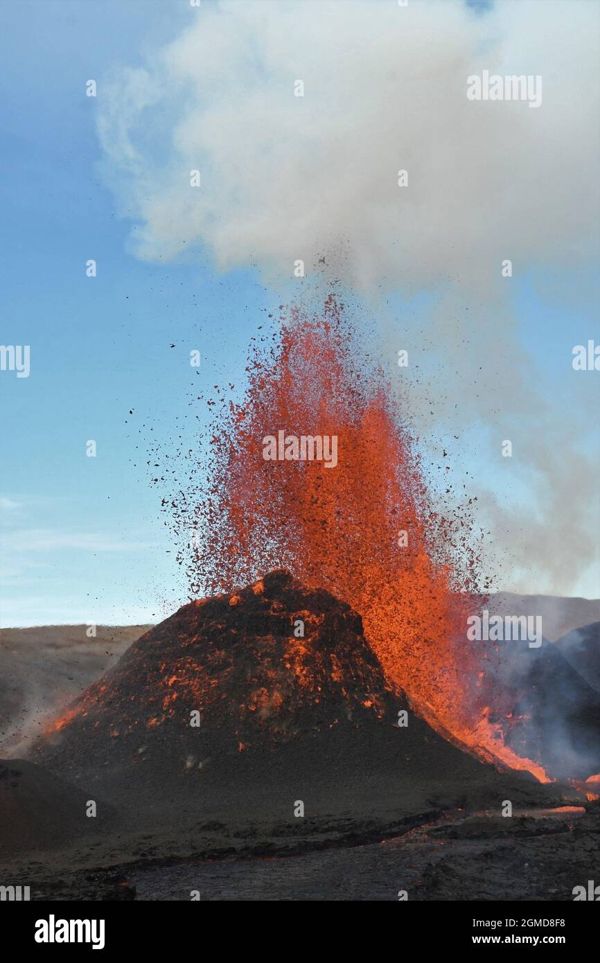 Volcanic eruption iceland 2021 lava hi-res stock photography and images ...