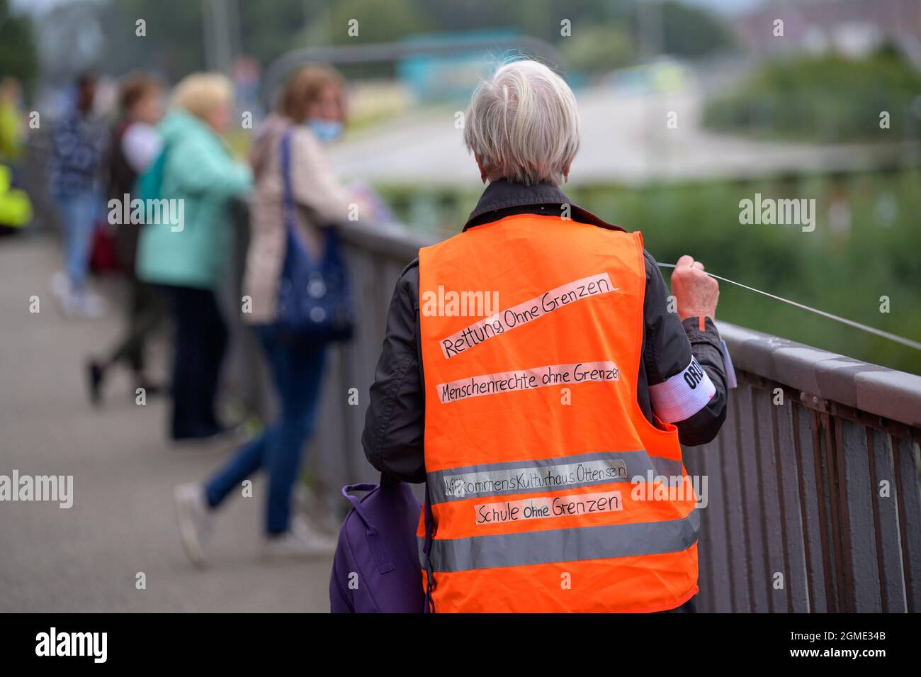 Hamburg, Germany. 18th Sep, 2021. A participant of the human chain ...