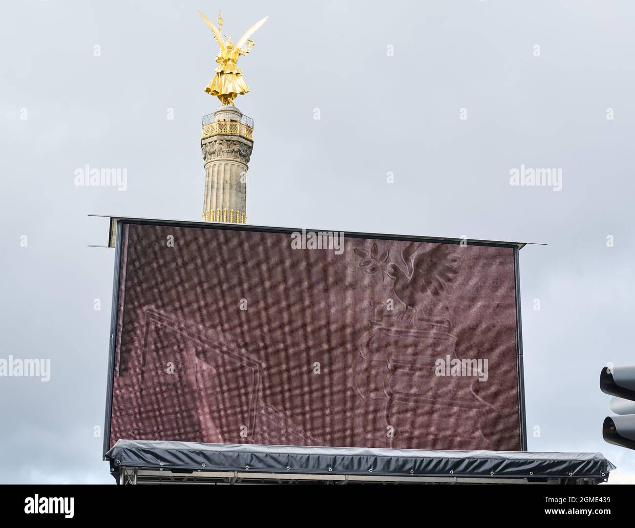 Berlin, Germany. 18th Sep, 2021. Sand painter Ajona Voynova paints a ...