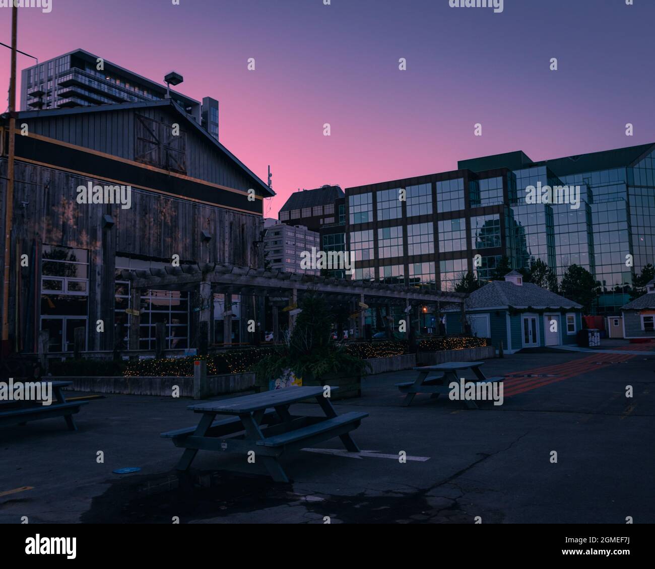 Waterfront warehouse hi-res stock photography and images - Alamy