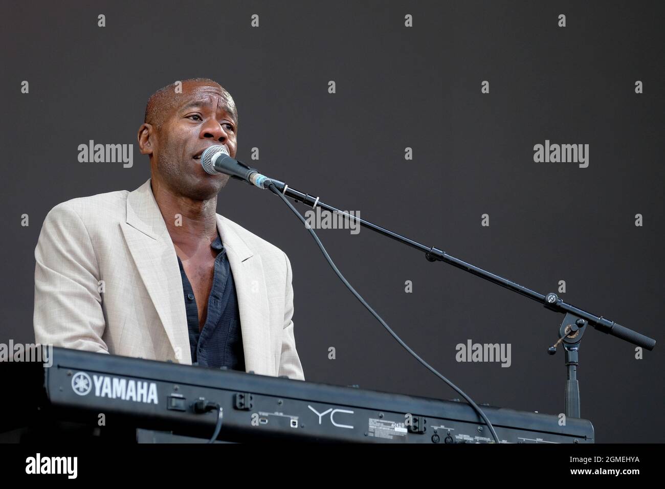 Keyboard player performing hi-res stock photography and images - Alamy