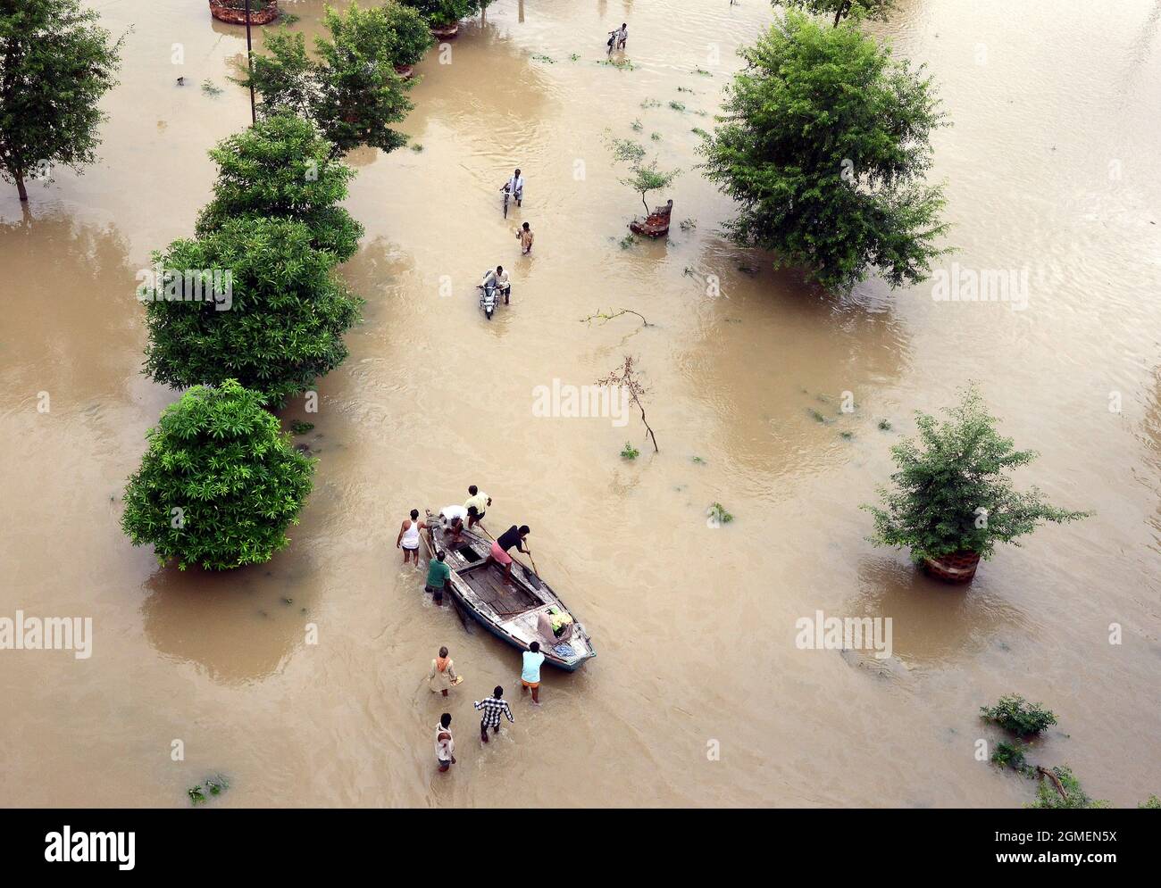 Varanasi flood 2013 hi-res stock photography and images - Alamy