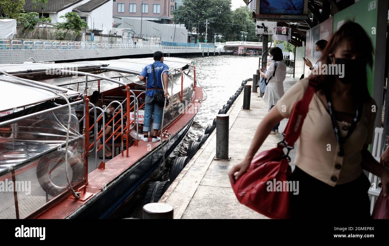 Commuters Khlong Saen Saep aka Sean Saeb Canal at Chit Lom Bridge ...