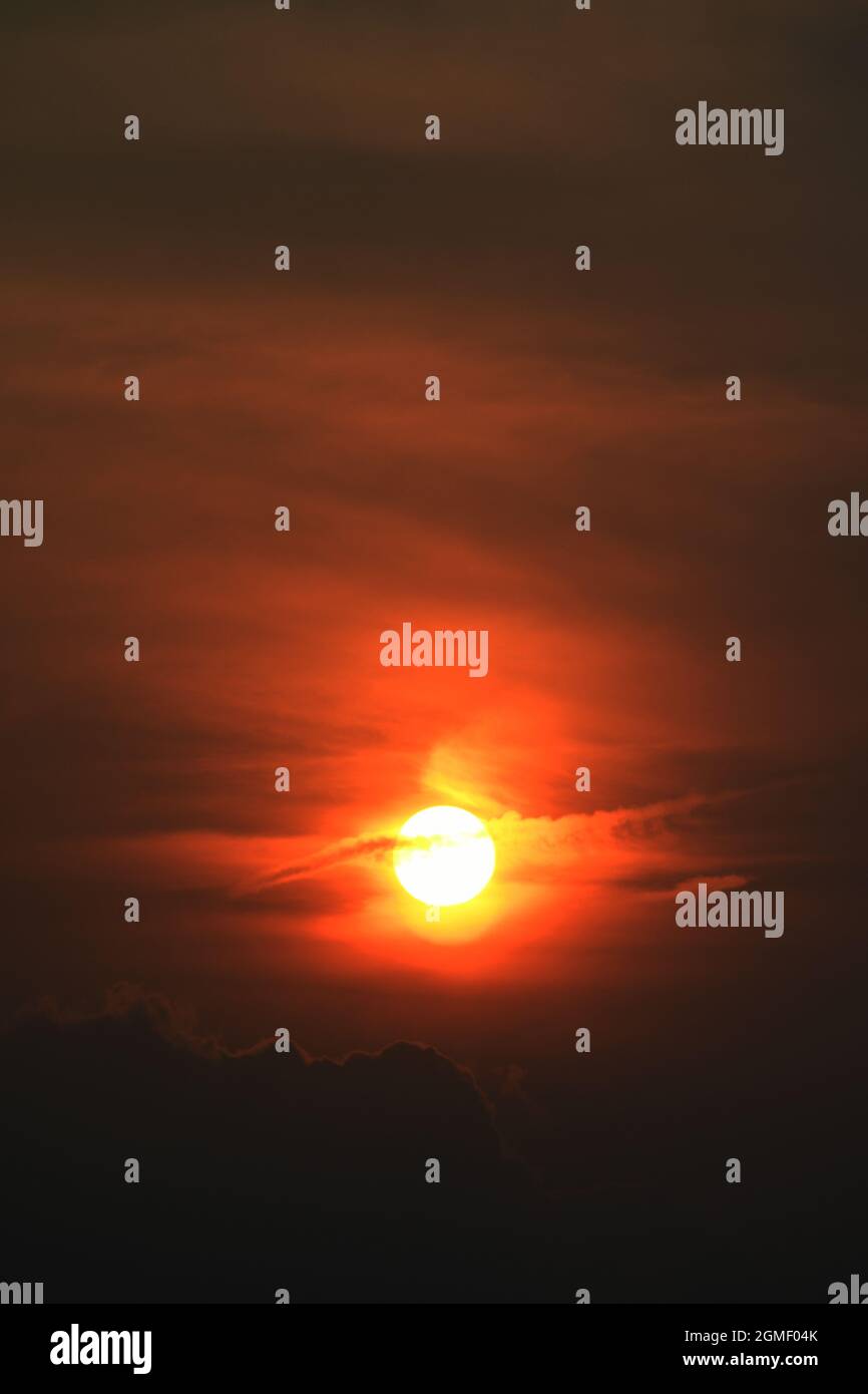 SOLAR FLARE: A dramatic sunset sets the New Jersey skies in Woodbridge ...