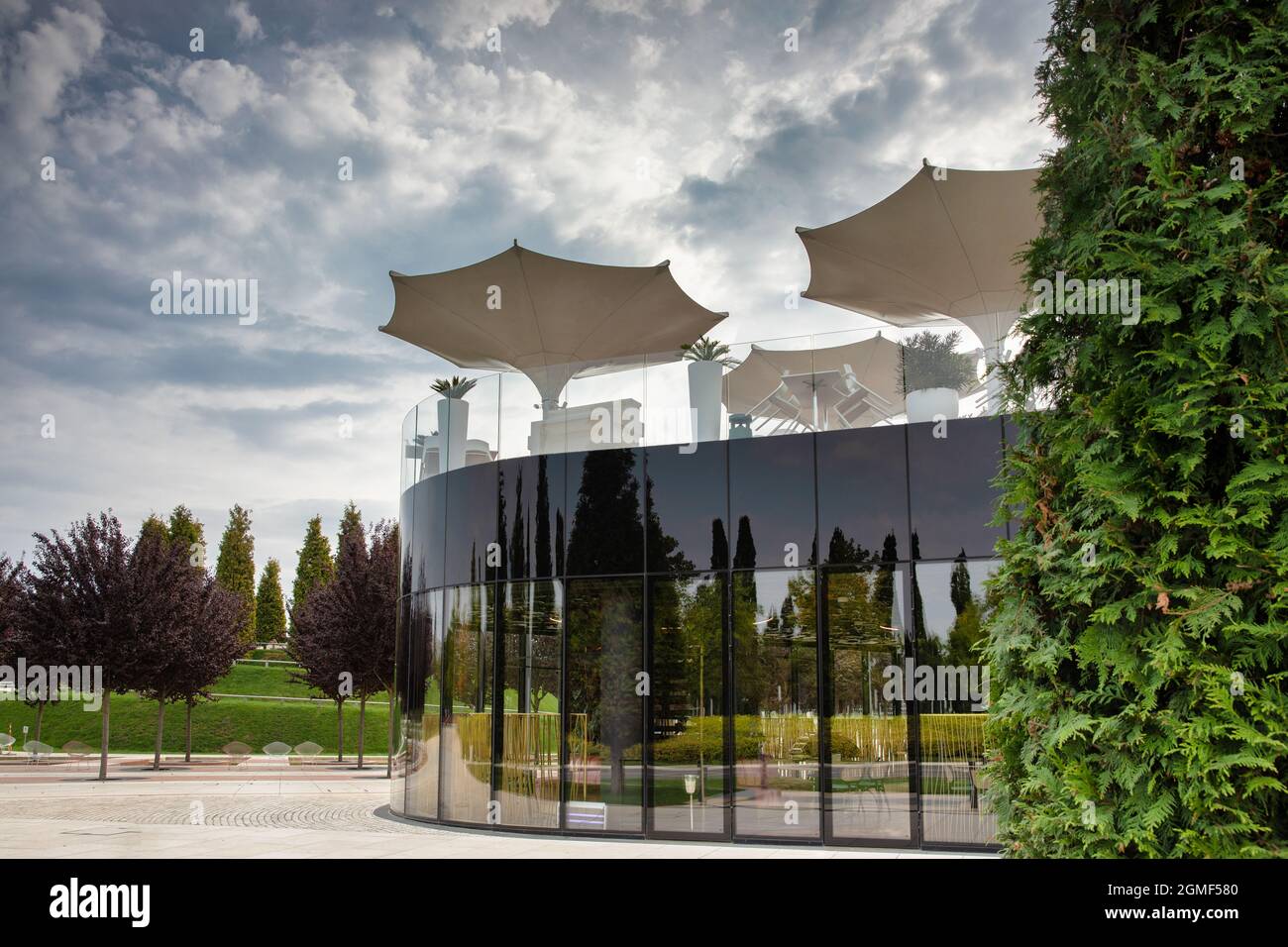 Cafe in a park hi-res stock photography and images - Alamy