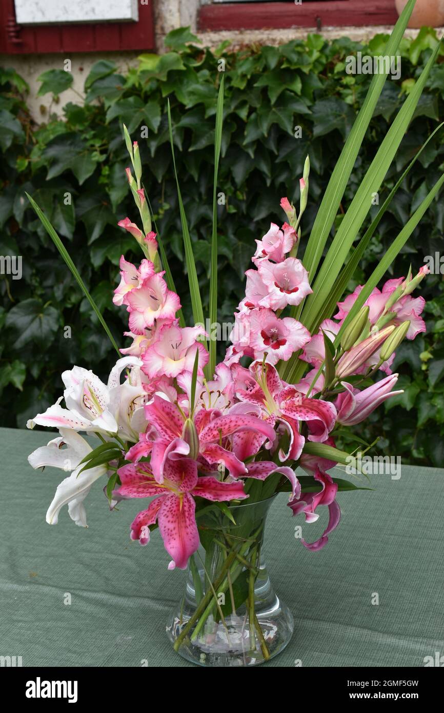 Bouquet de lys et glaïeuls Stock Photo - Alamy