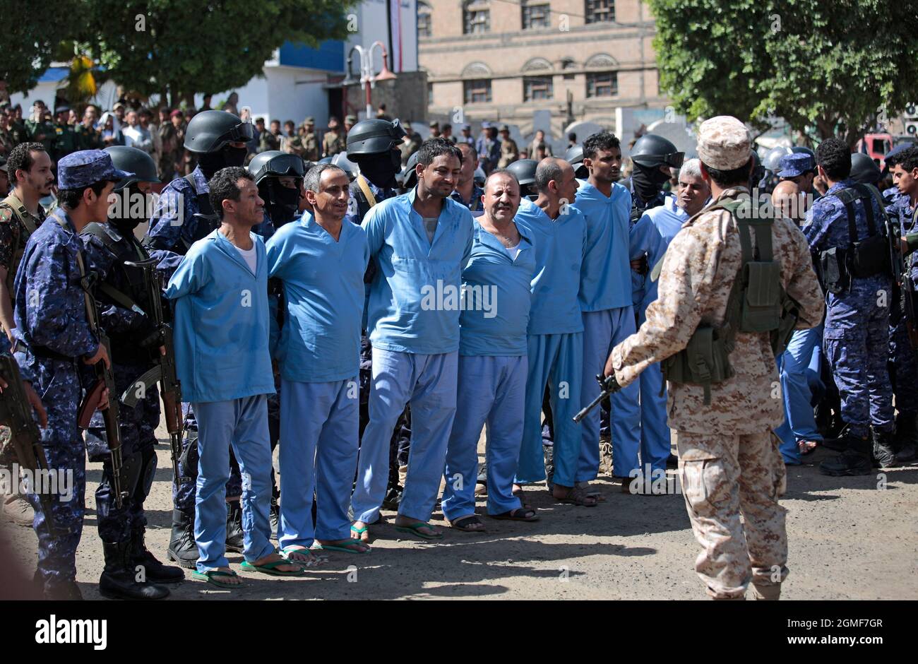 Sanaa, Yemen. 18th Sep, 2021. Police troopers stand guard next to men ...