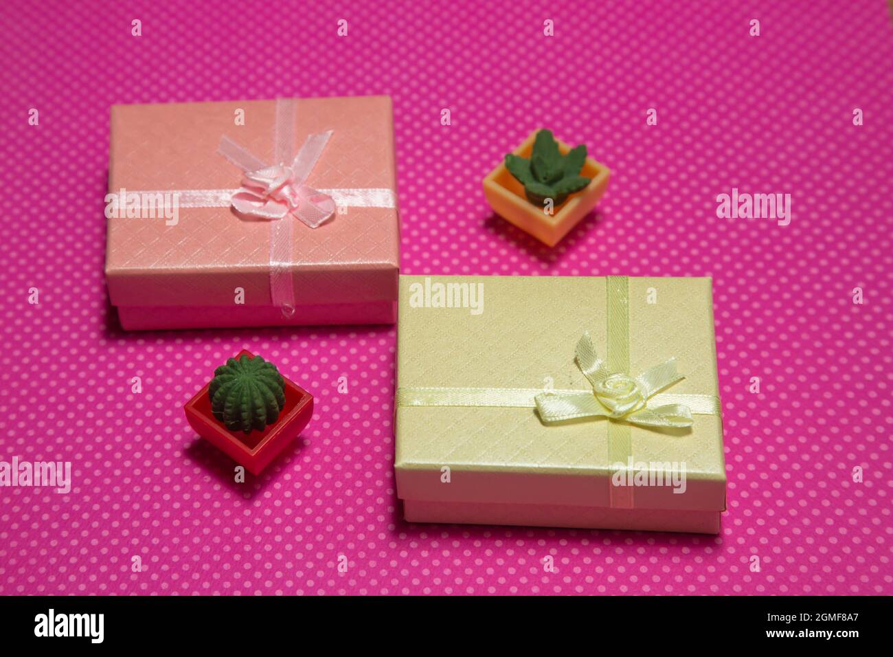Photo flat lay of a gift boxes with a bow under points of view on a ...