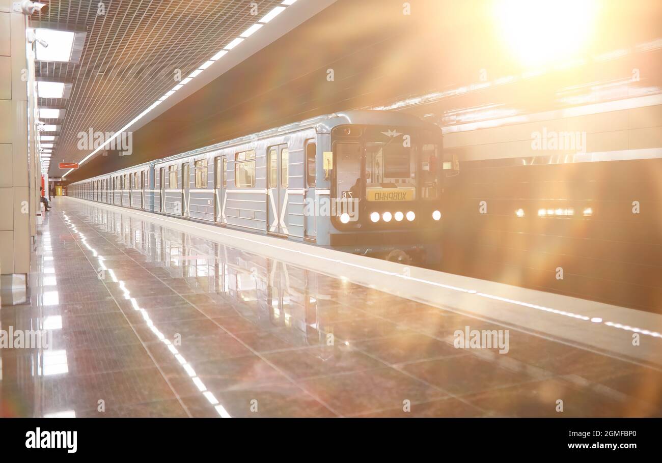 Subway car with empty seats. Empty subway car Stock Photo - Alamy