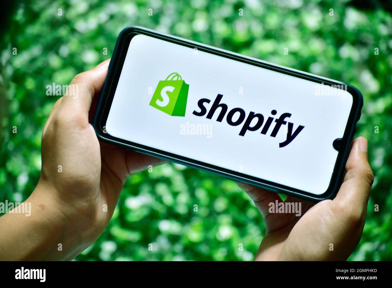 Shopify logo hi-res stock photography and images - Alamy
