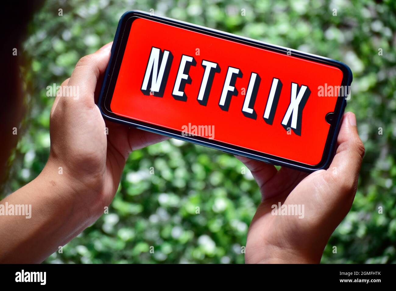 Netflix on smartphone hi-res stock photography and images - Alamy