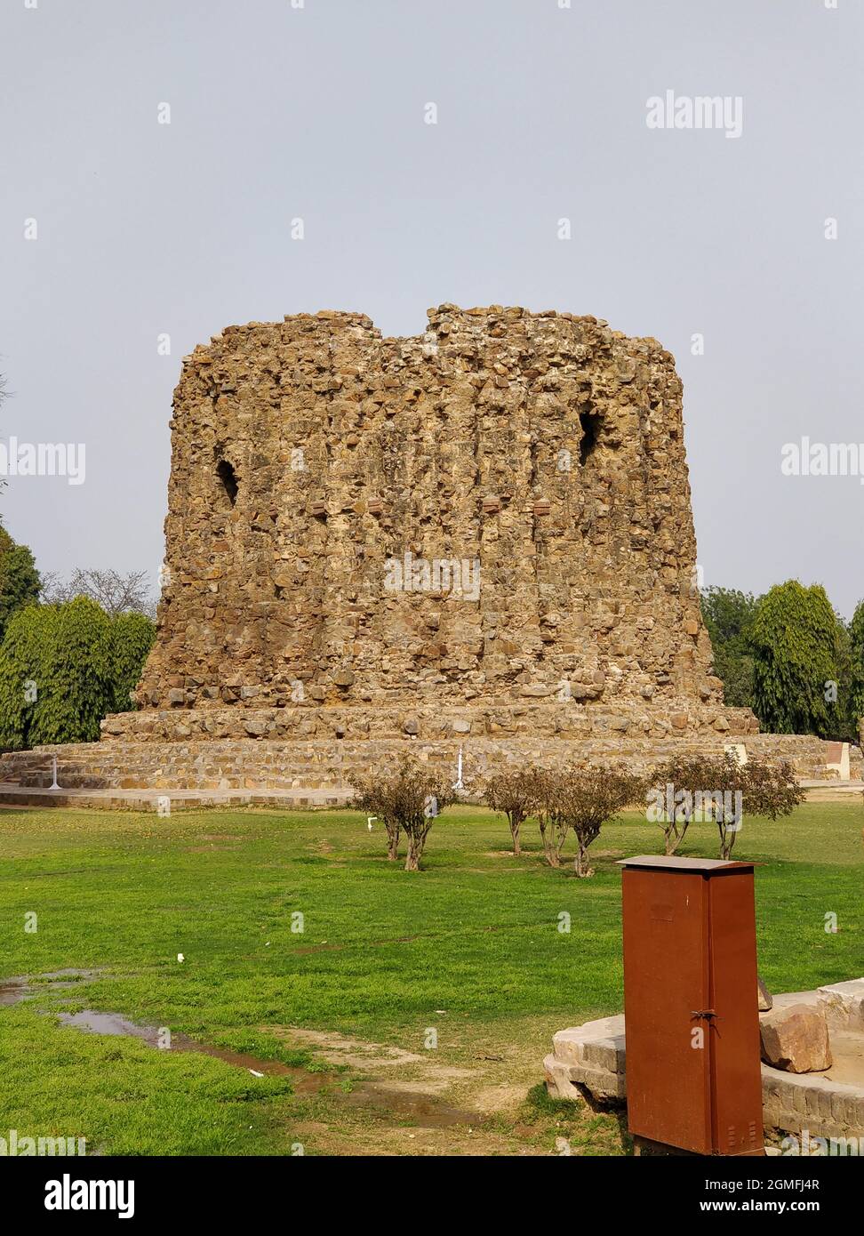 Vertical shot of Alai Minar surrounded by greenery i the daylight in ...