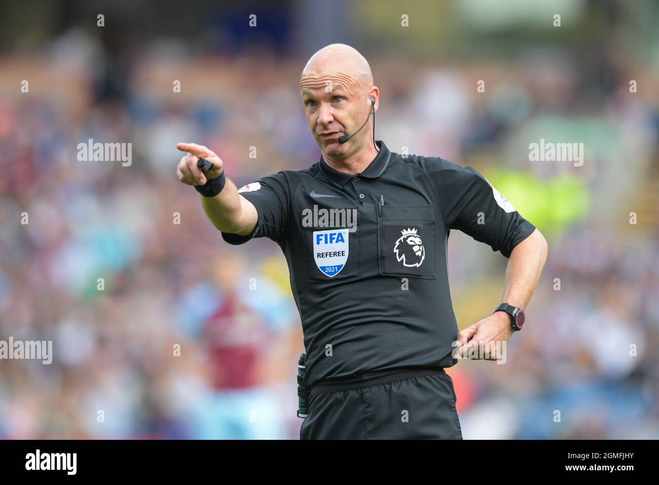 Referee Anthony Taylor points during the game Stock Photo - Alamy