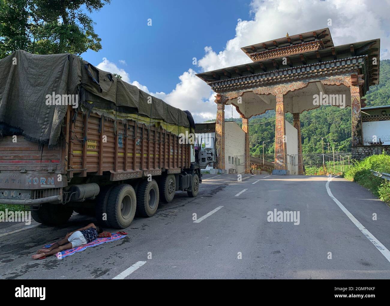 Indo bhutan border hi-res stock photography and images - Alamy