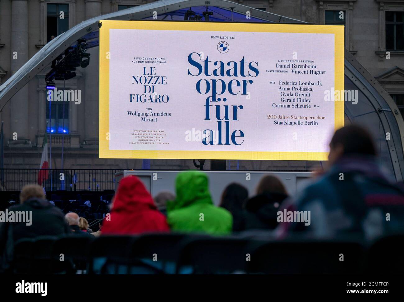 Berlin, Germany. 18th Sep, 2021. Numerous guests wait on Bebelplatz for ...