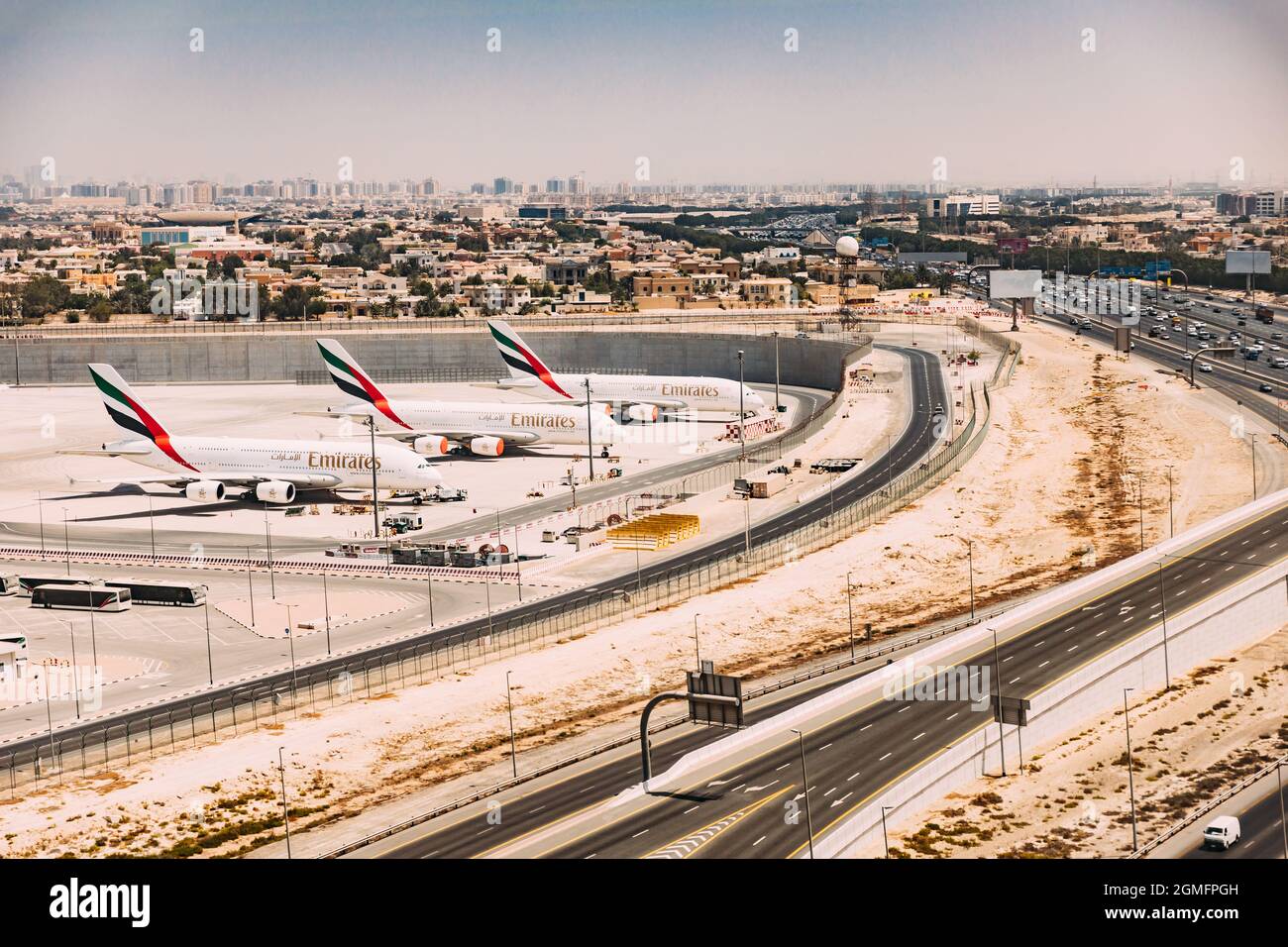 Emirates plane hi-res stock photography and images - Alamy