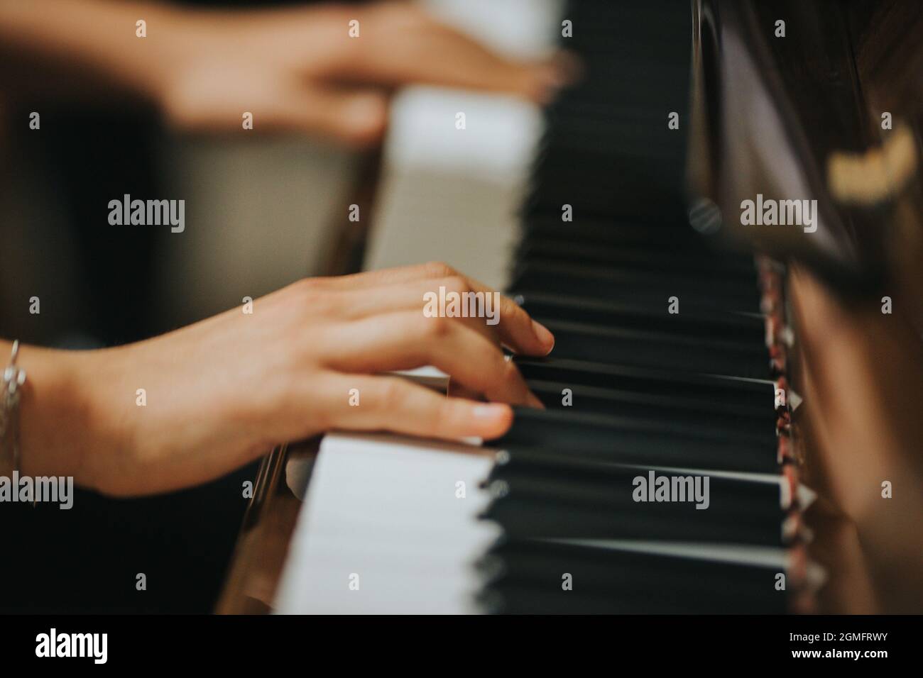 Female opera classical music hi-res stock photography and images - Alamy