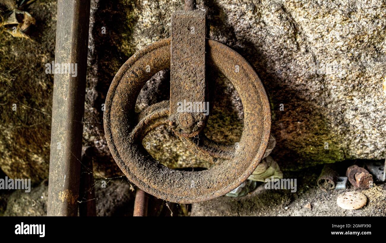 Vintage pulley hi-res stock photography and images - Alamy