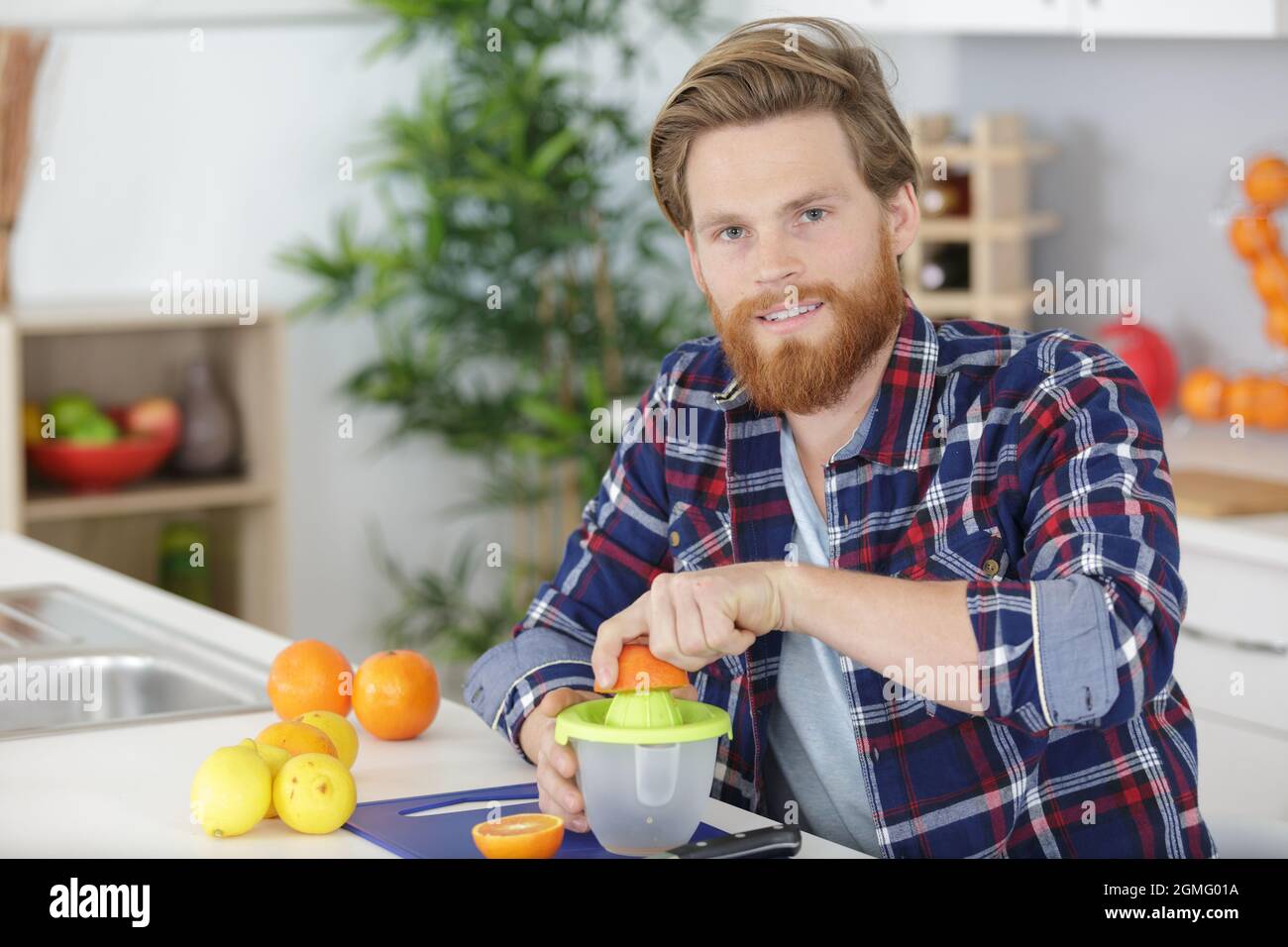 man preparing freshly made fruit juice Stock Photo - Alamy