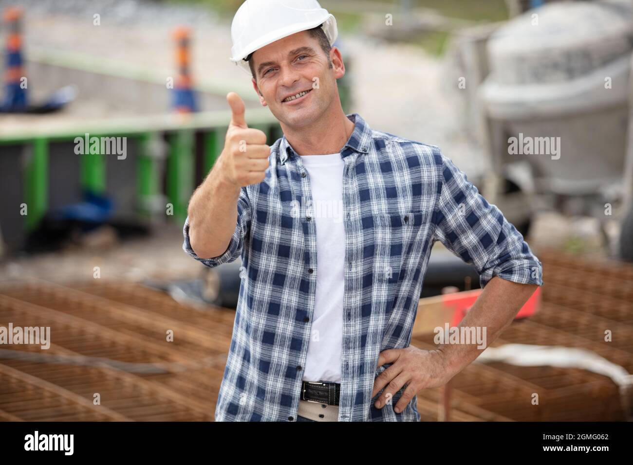 Construction workers showing thumbs up hi-res stock photography and ...