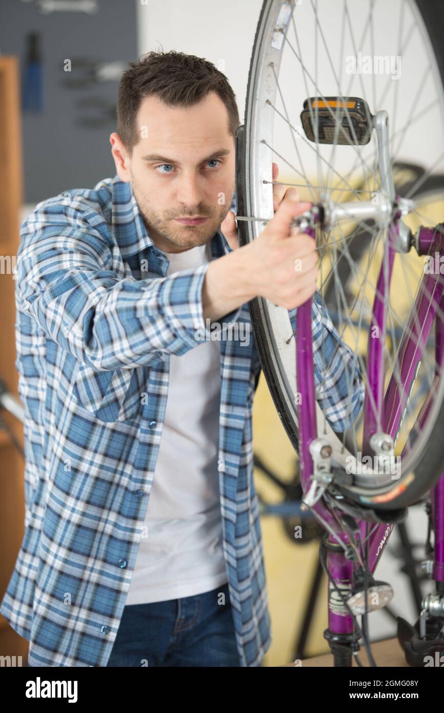 Man aligning wheel hi-res stock photography and images - Alamy