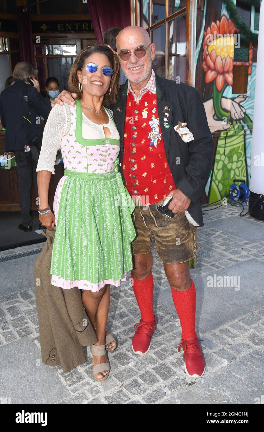 Munich, Germany. 18th Sep, 2021. The director Otto Retzer with his wife ...